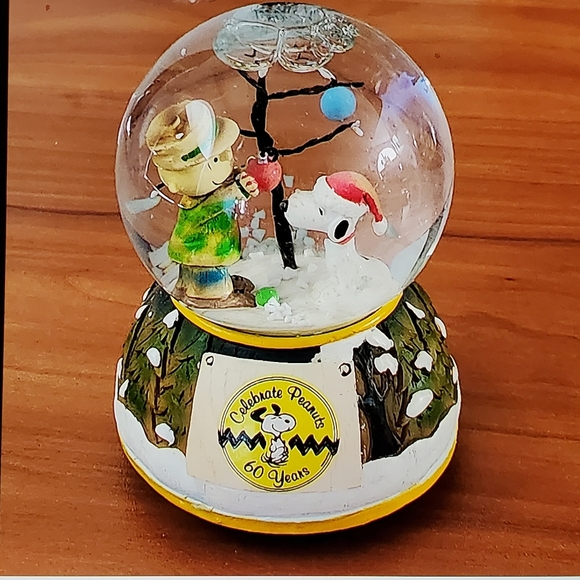 Hallmark | Holiday | Peanuts Snow Globe Glitter Snoopy Charlie Brown ...